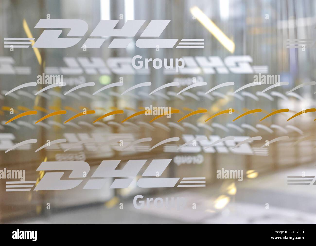 Logo an Eingangstür zur Zentrale Deutsche Post DHL Group im Post Tower ...