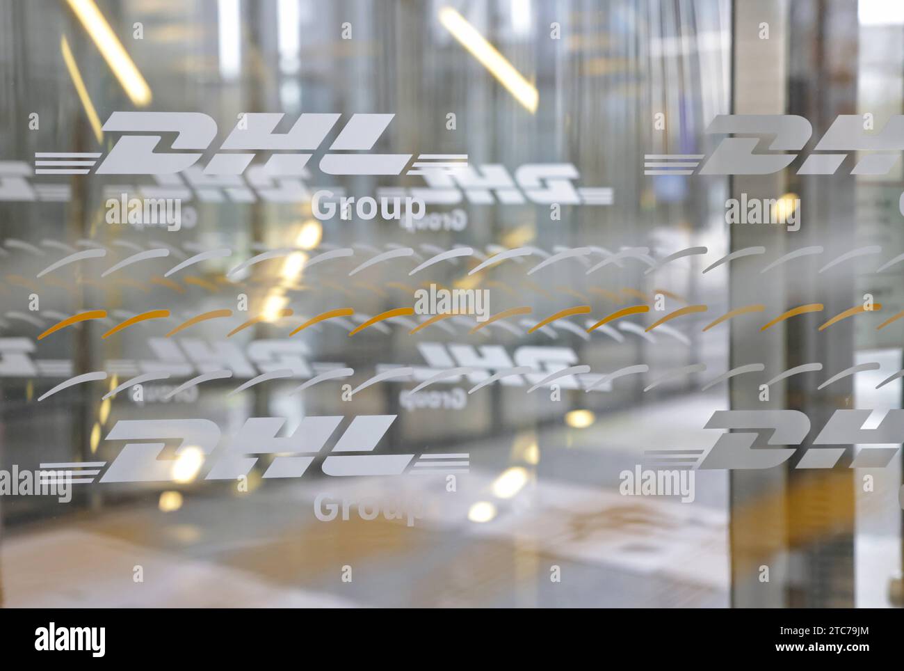 Logo an Eingangstür zur Zentrale Deutsche Post DHL Group im Post Tower ...