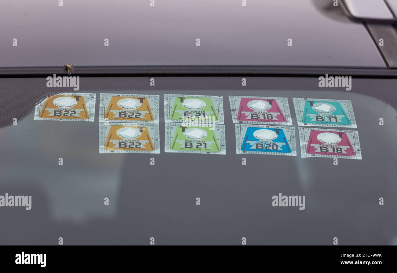 Autobahnpickerl Auf einer Frontscheibe eines Auto sind österreichische ...