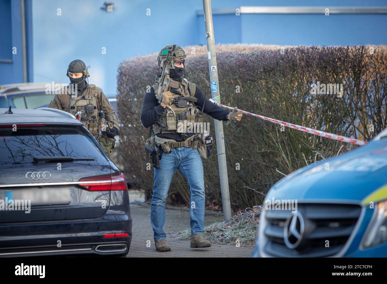 Polizeikräfte und SEK bei einem Amokalarm an Gelsenkirchener Schule ...