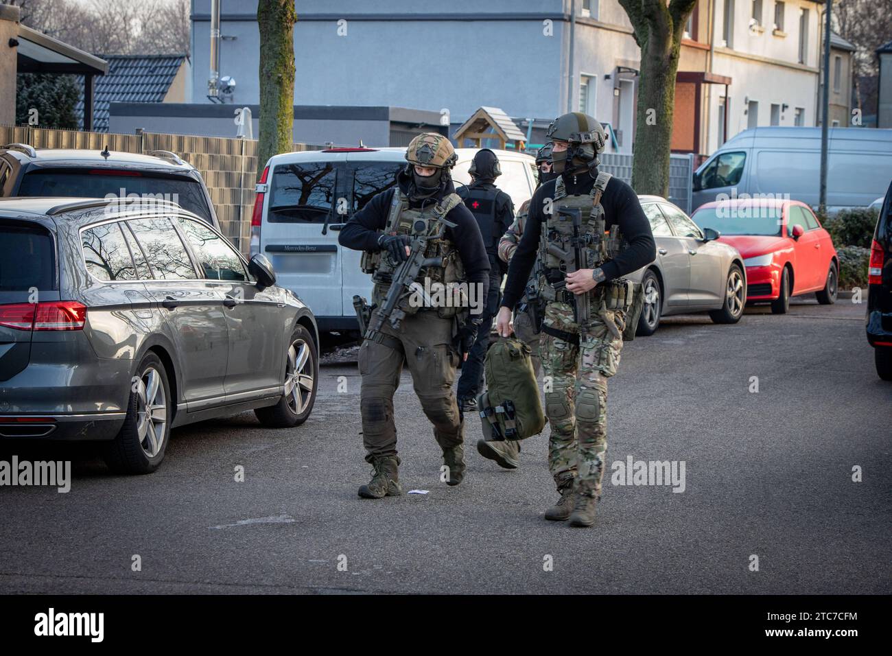 Polizeikräfte und SEK bei einem Amokalarm an Gelsenkirchener Schule ...