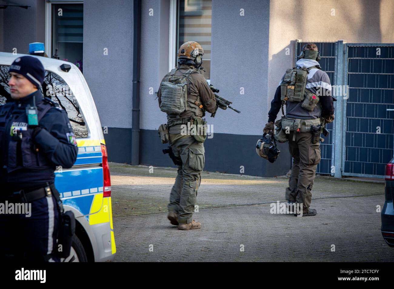 Polizeikräfte und SEK bei einem Amokalarm an Gelsenkirchener Schule ...