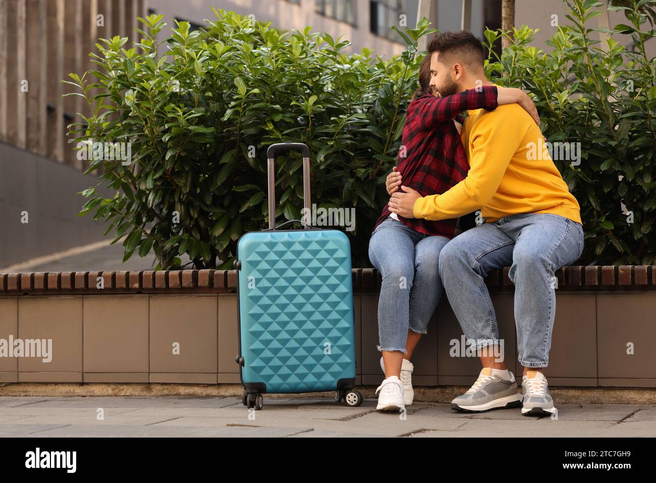 Man hugging woman suitcase hi-res stock photography and images - Alamy