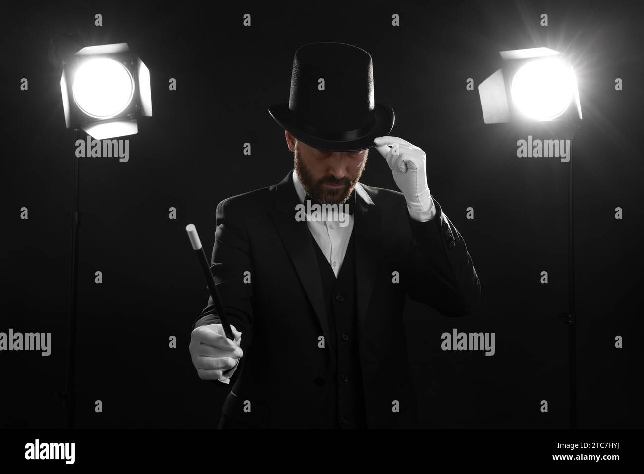 Mysterious man wearing top hat hi-res stock photography and images - Alamy