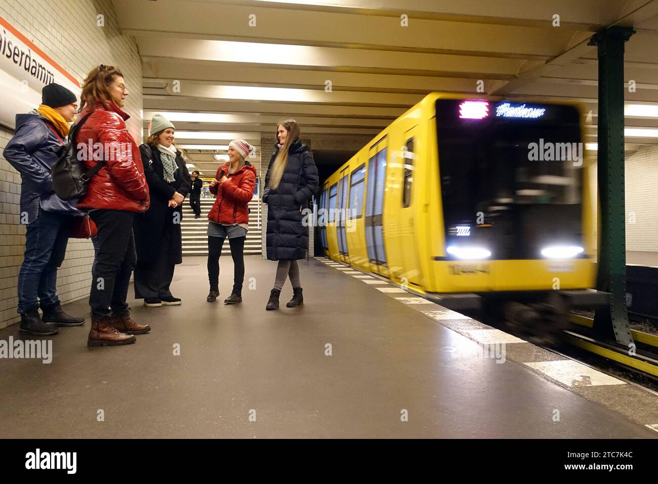 Schiene frauen hi-res stock photography and images - Alamy