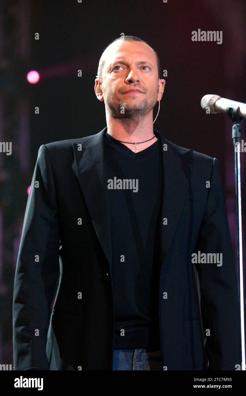 Biagio antonacci photographs 2005 hi-res stock photography and images ...