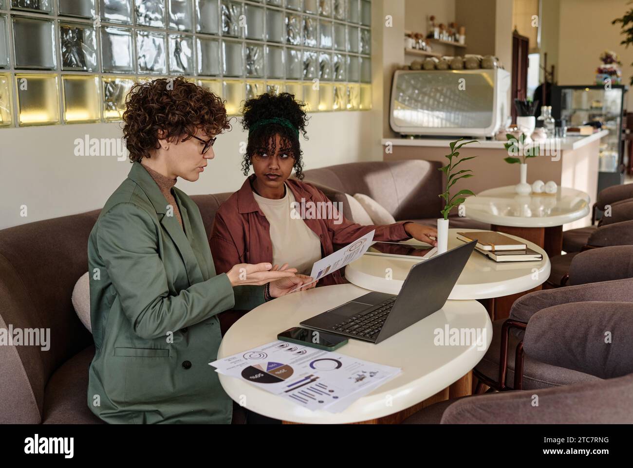 Two women discuss chart hi-res stock photography and images - Alamy