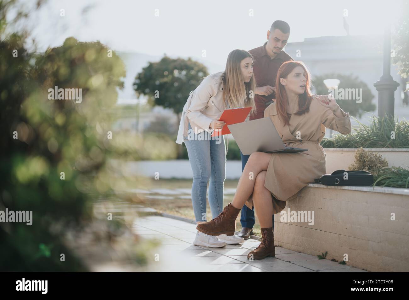 Successful Collaboration at Urban City Work - Young Business People ...