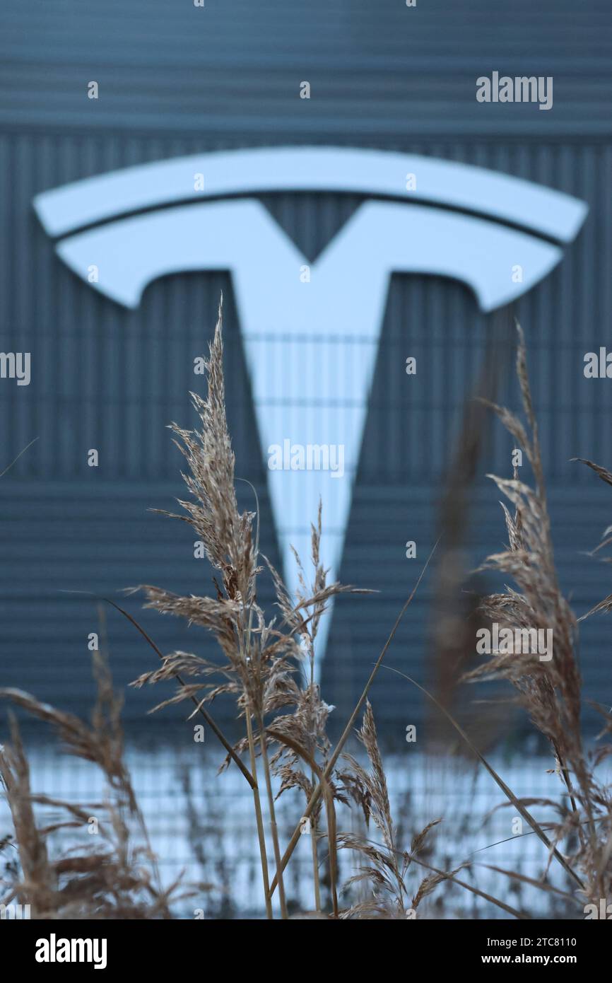Tesla's logo in white on a grey wall to their Delivery Center outside ...