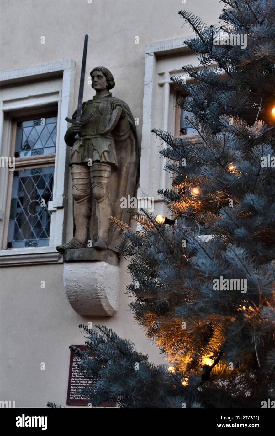 Statue auf einem pedestal hi-res stock photography and images - Alamy
