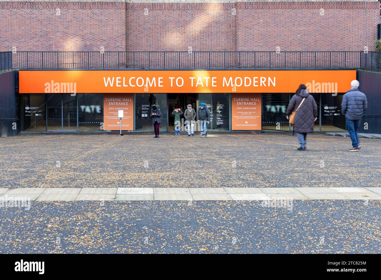 Tate modern turbine hall hi-res stock photography and images - Alamy