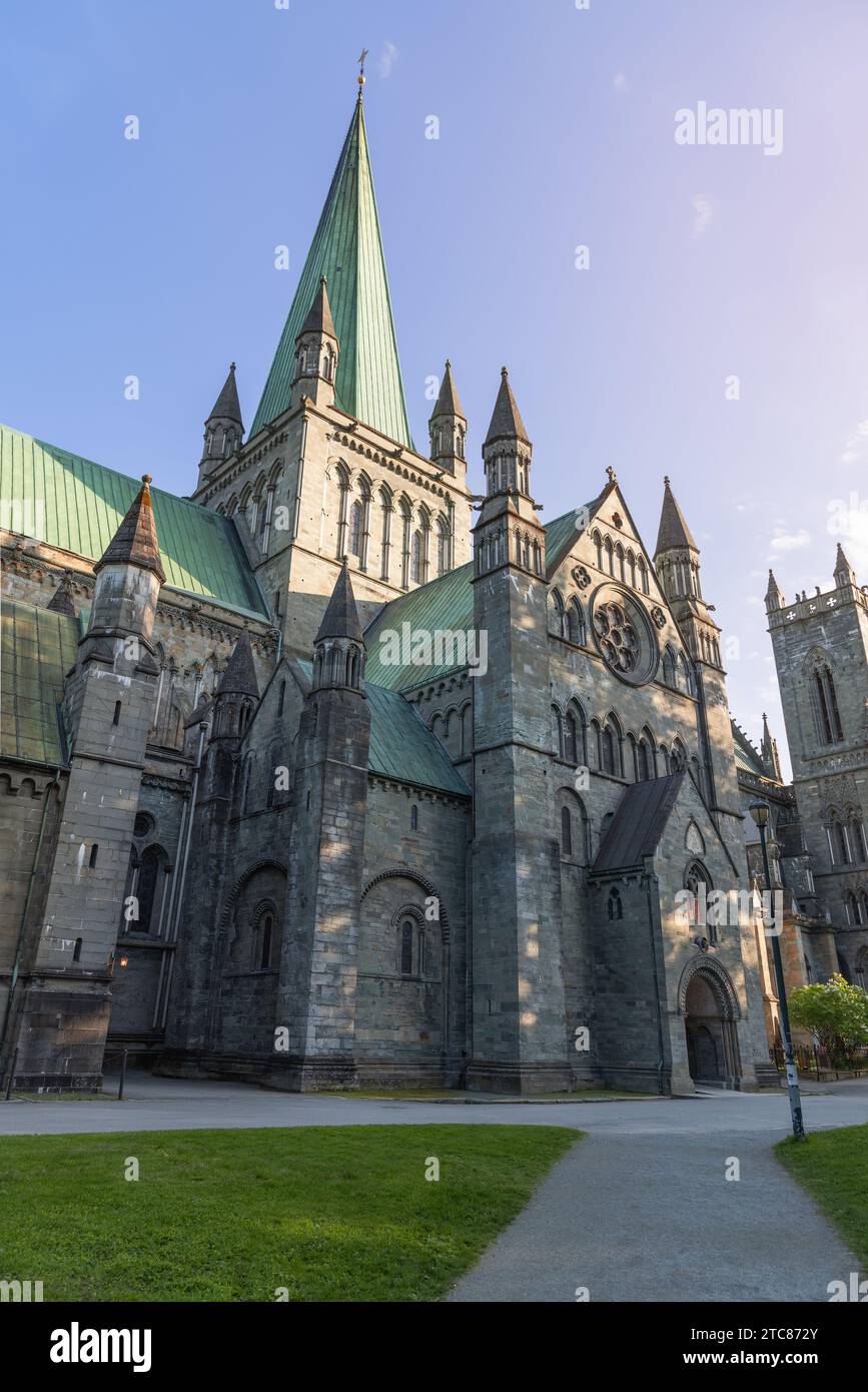 Gothic cathedral in urban setting hi-res stock photography and images ...