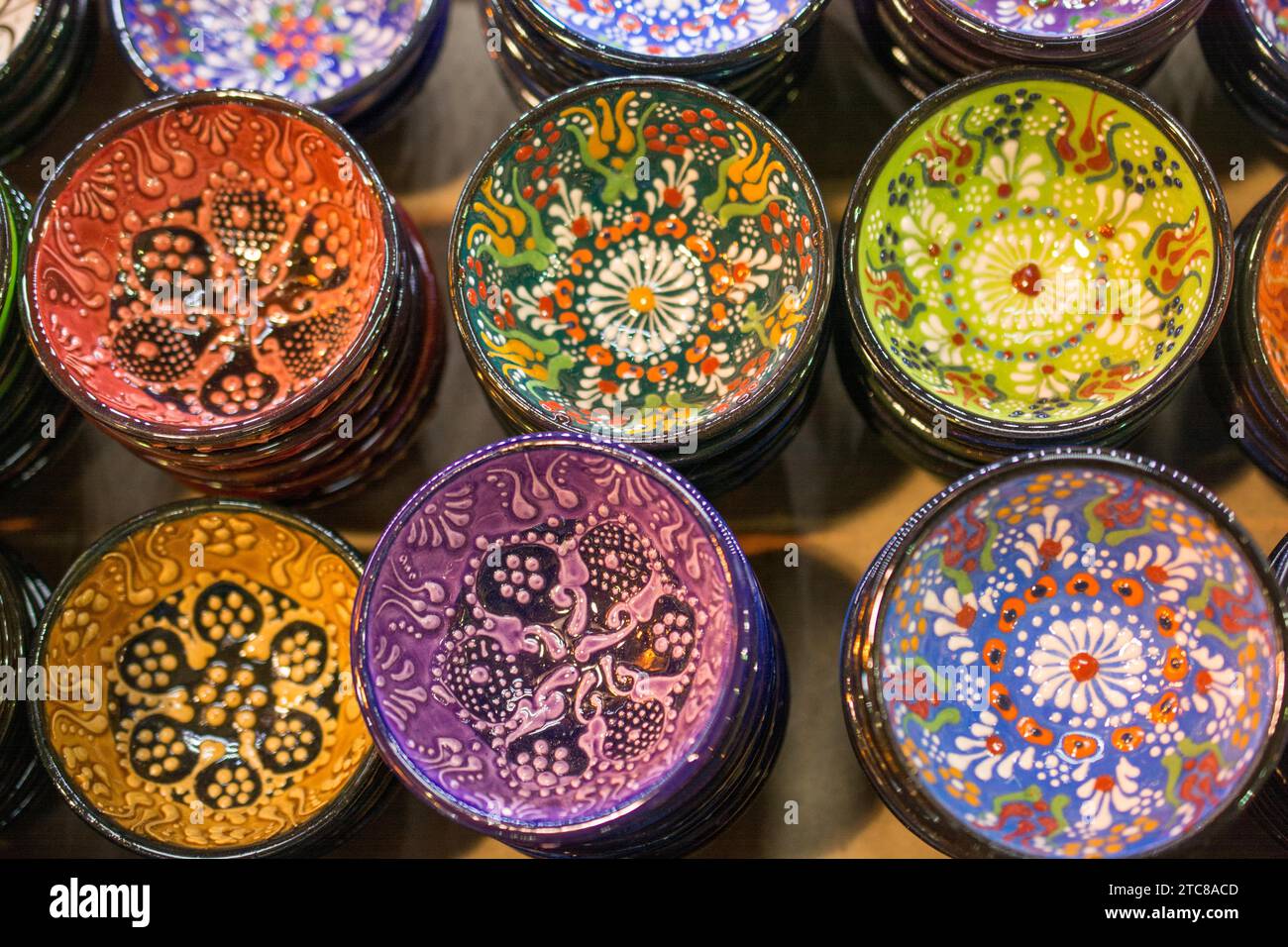 Traditional Turkish ceramic plates in bazaar Stock Photo - Alamy