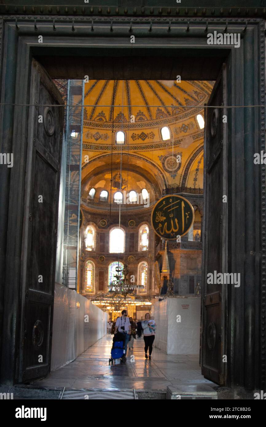 People tourist design architecture hi-res stock photography and images ...