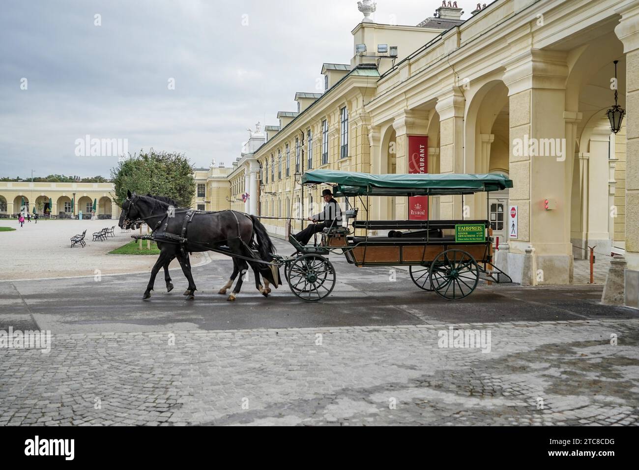 Vienna schonbrunn carriage hi-res stock photography and images - Alamy