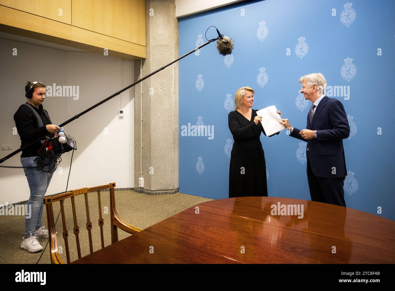 THE HAGUE - Scout Ronald Plasterk presents his final report to ...