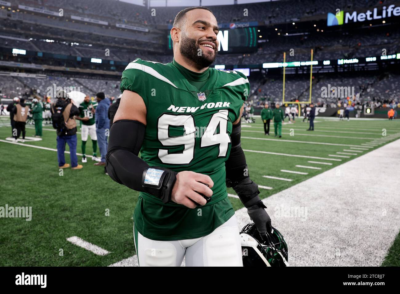 New York Jets defensive end Solomon Thomas (94) walks off the field ...