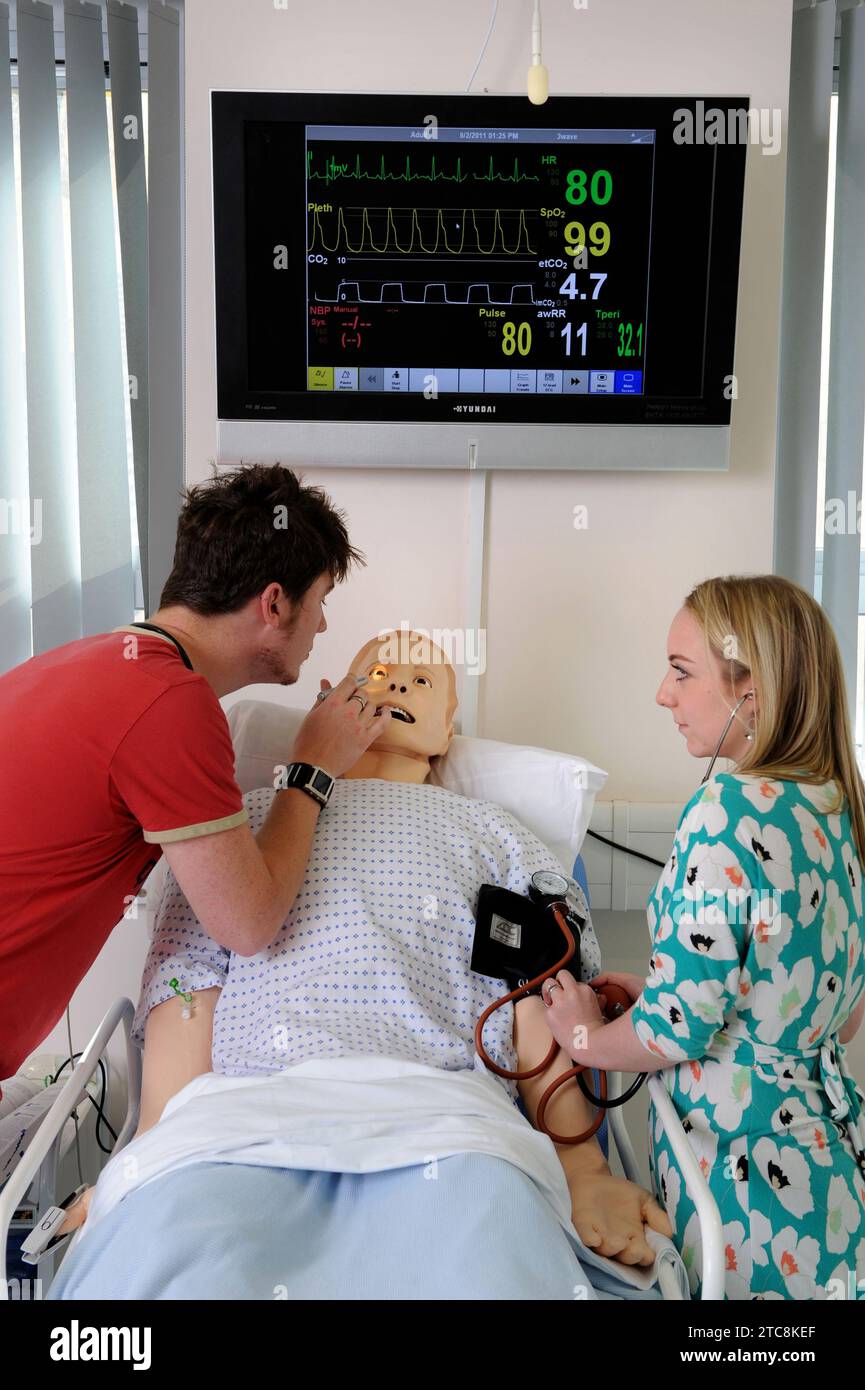 Student doctors training uk hi-res stock photography and images - Alamy