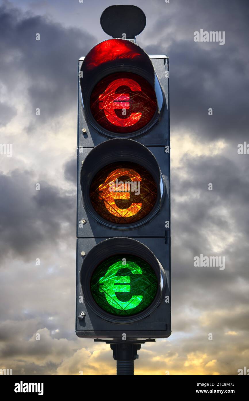 FOTOMONTAGE, Verkehrsampel mit Eurozeichen, Symbolfoto Ampel-Koalition ...