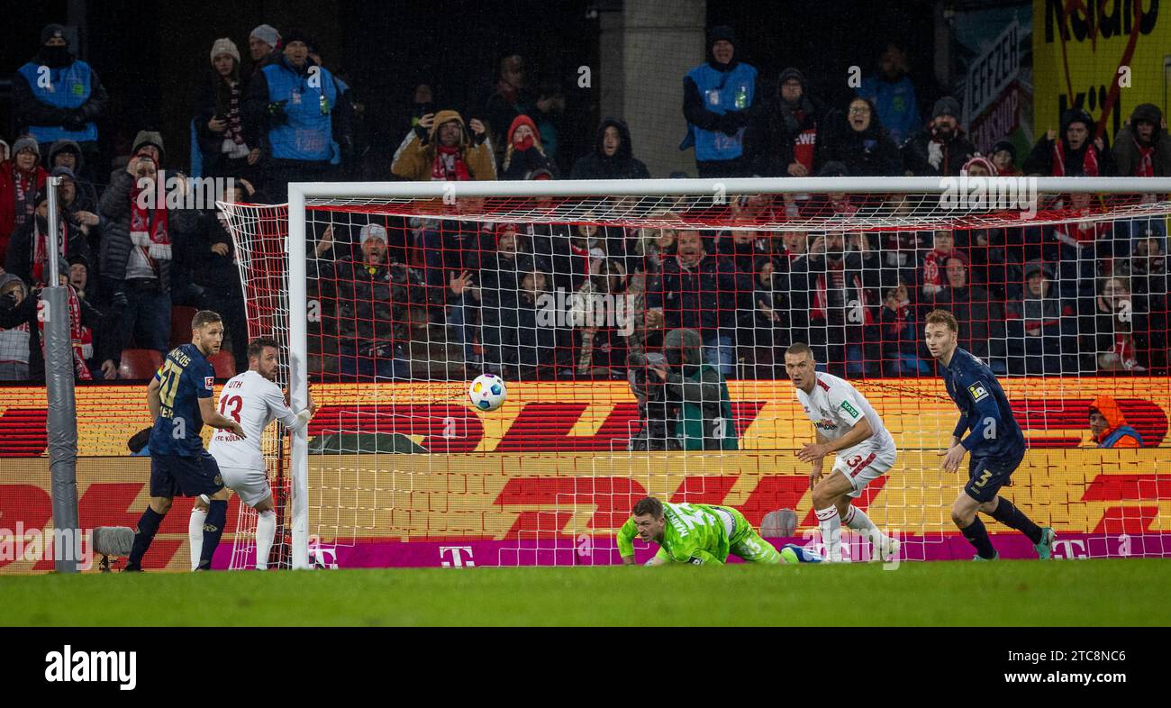 Cologne, Germany. 10th Dec 2023. Jan Thielmann (Köln) trifft nur den ...
