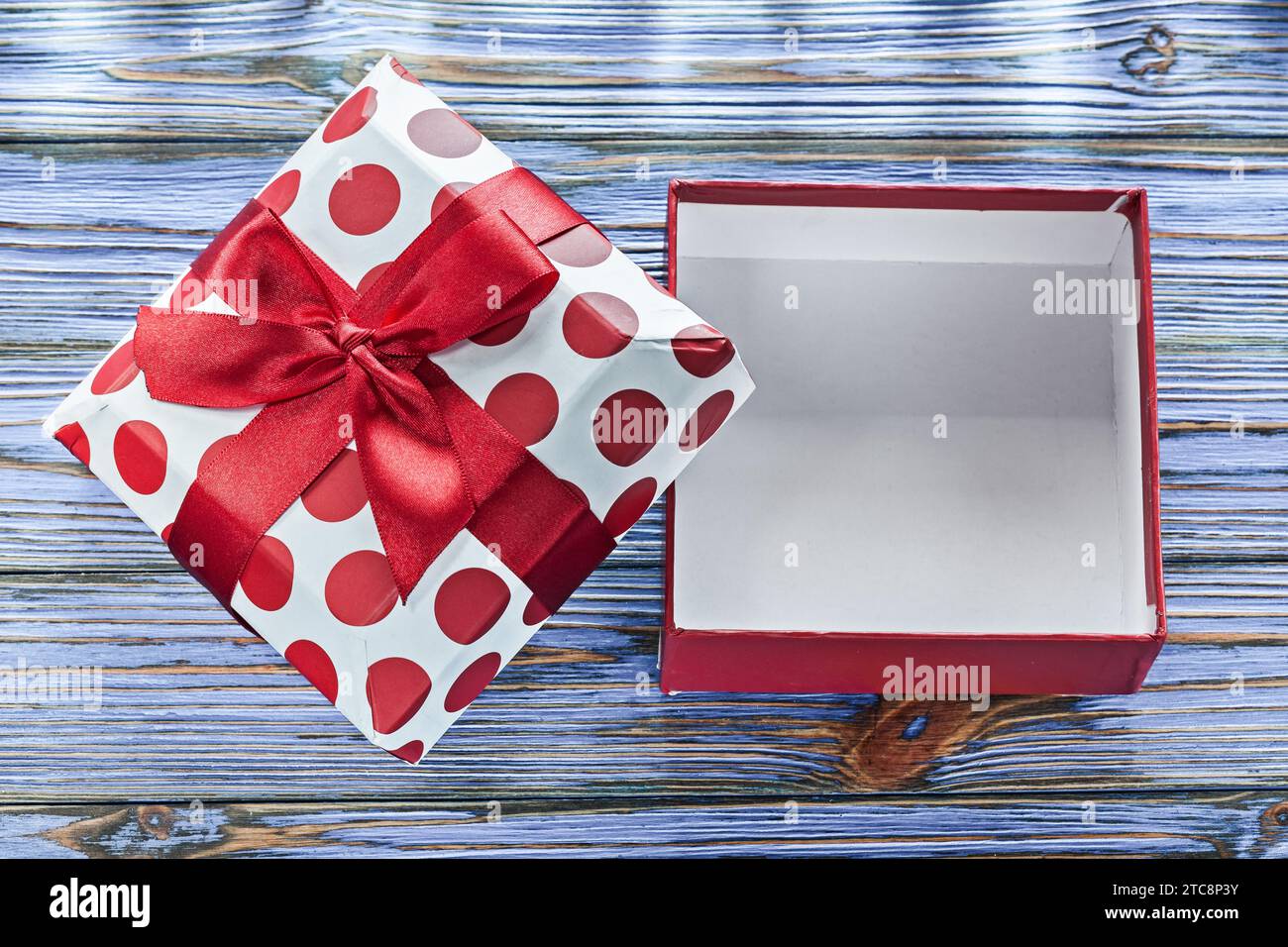 Empty present hi-res stock photography and images - Alamy