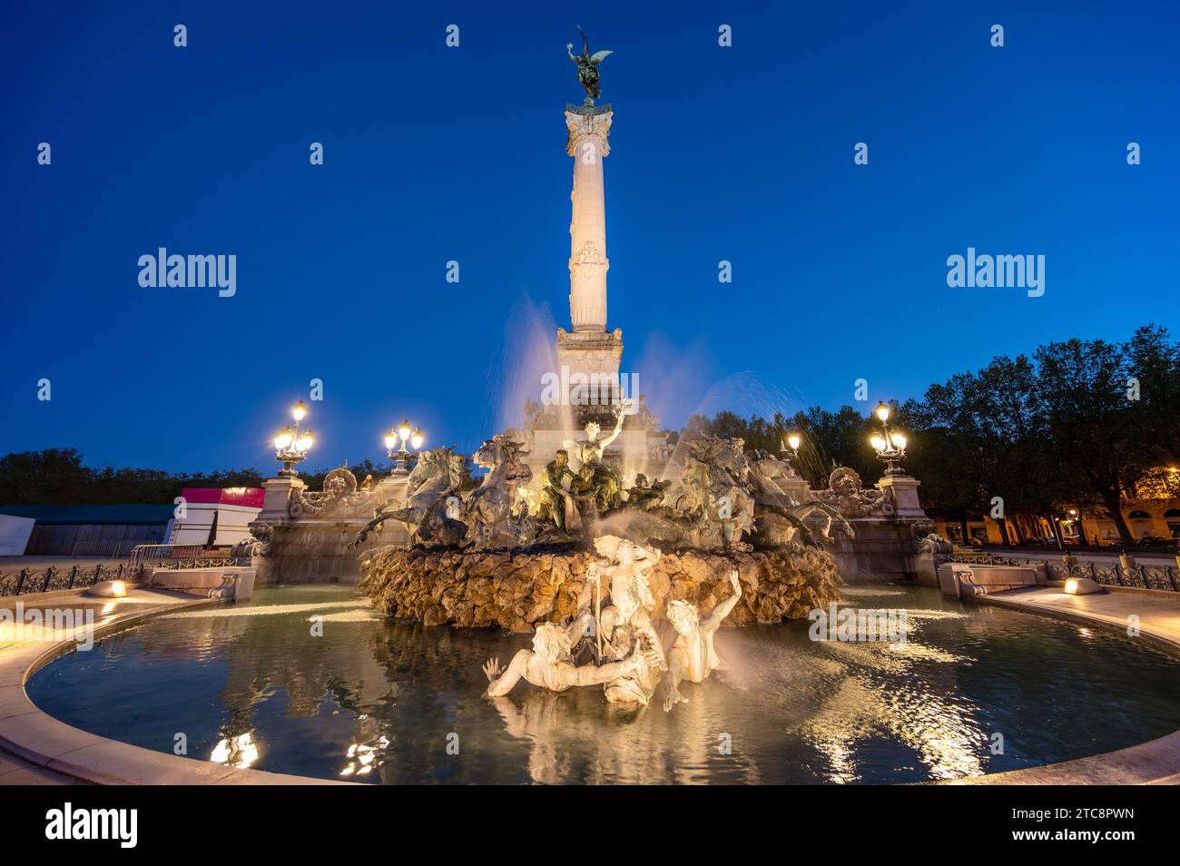 Place des Quinconces and Girondins fountain monument at night, Bordeaux ...