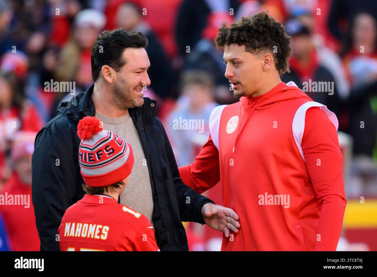 Tony Romo, left, visits with Kansas City Chiefs quarterback Patrick ...