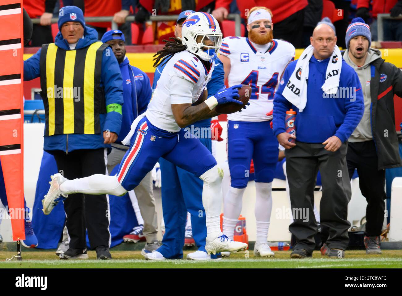 Buffalo Bills running back James Cook (4) makes a catch against the ...