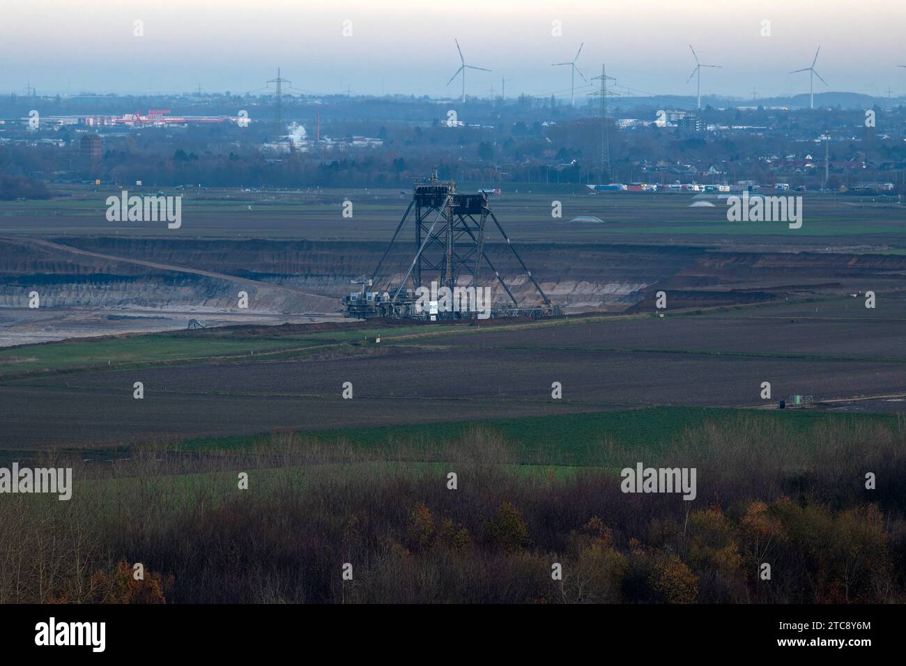 Braunkohle im Rheinischen Revier. Blick vom Aussichtsturm Lindemann auf ...