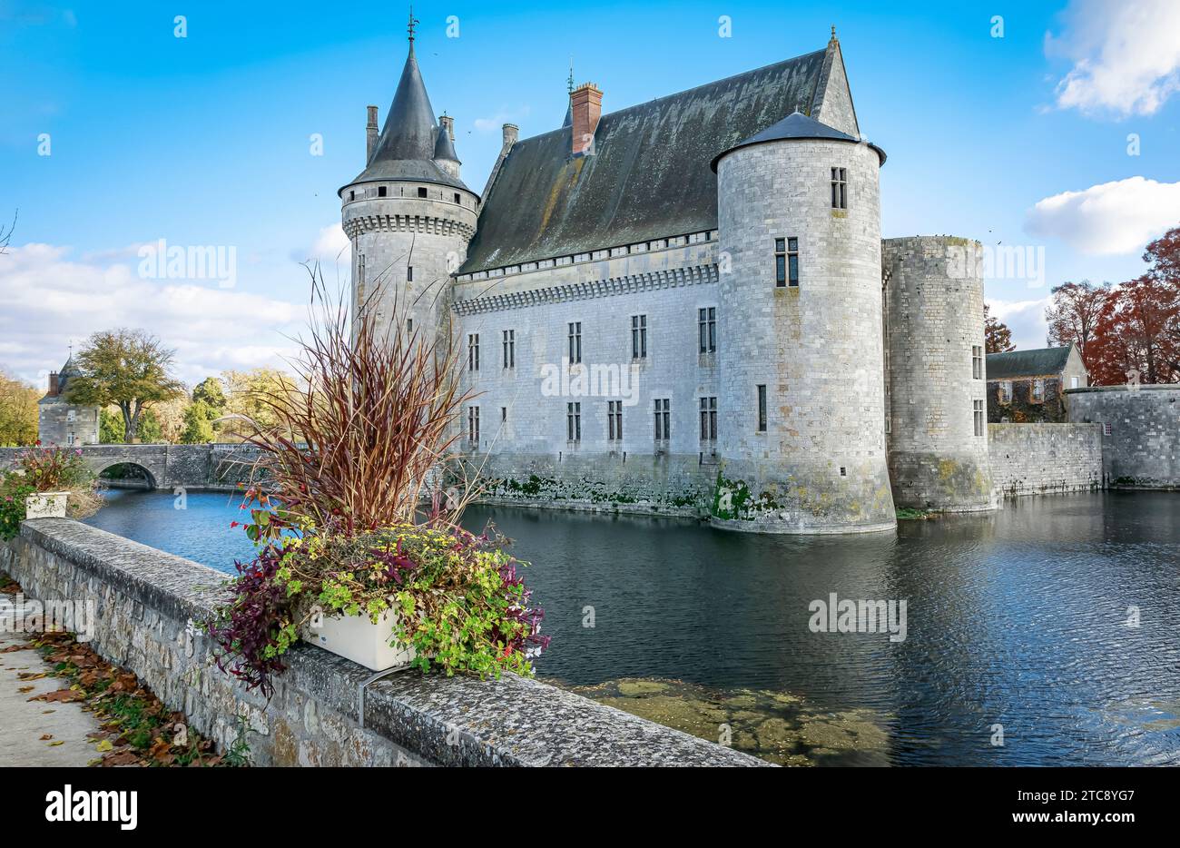 Medieval water filled moat hi-res stock photography and images - Alamy