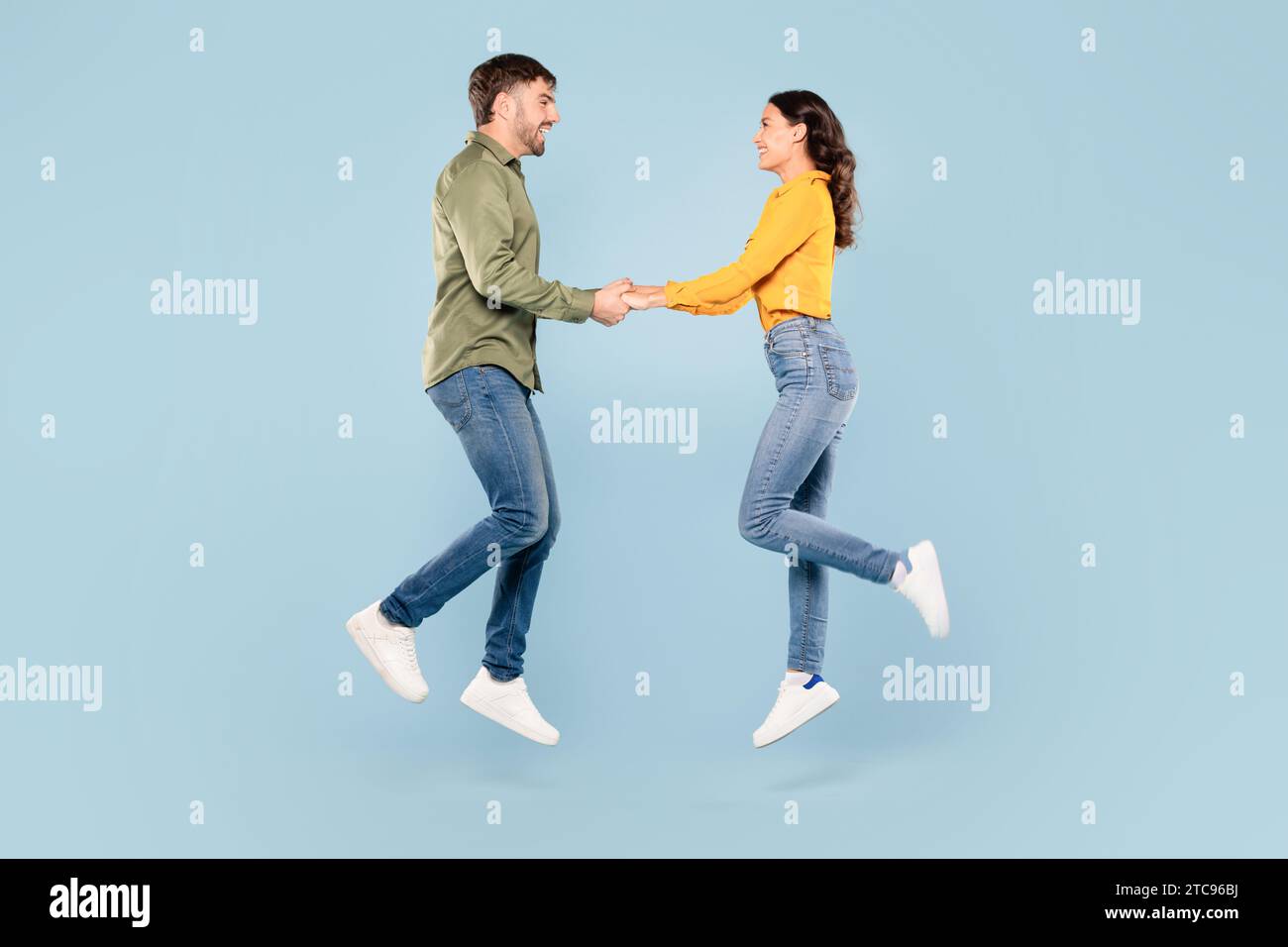 Side view couple jumping hi-res stock photography and images - Alamy