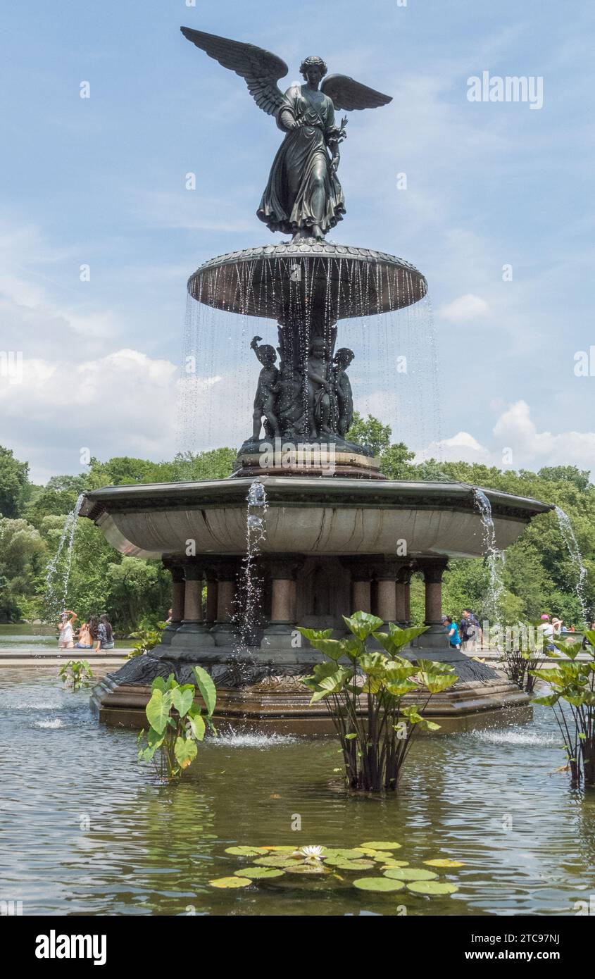 Water fountain angel statue hi-res stock photography and images - Alamy