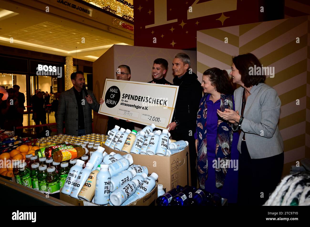 Strassenfeger Charity Aktion 2023 by Maximilian Seitz in der Mall of ...