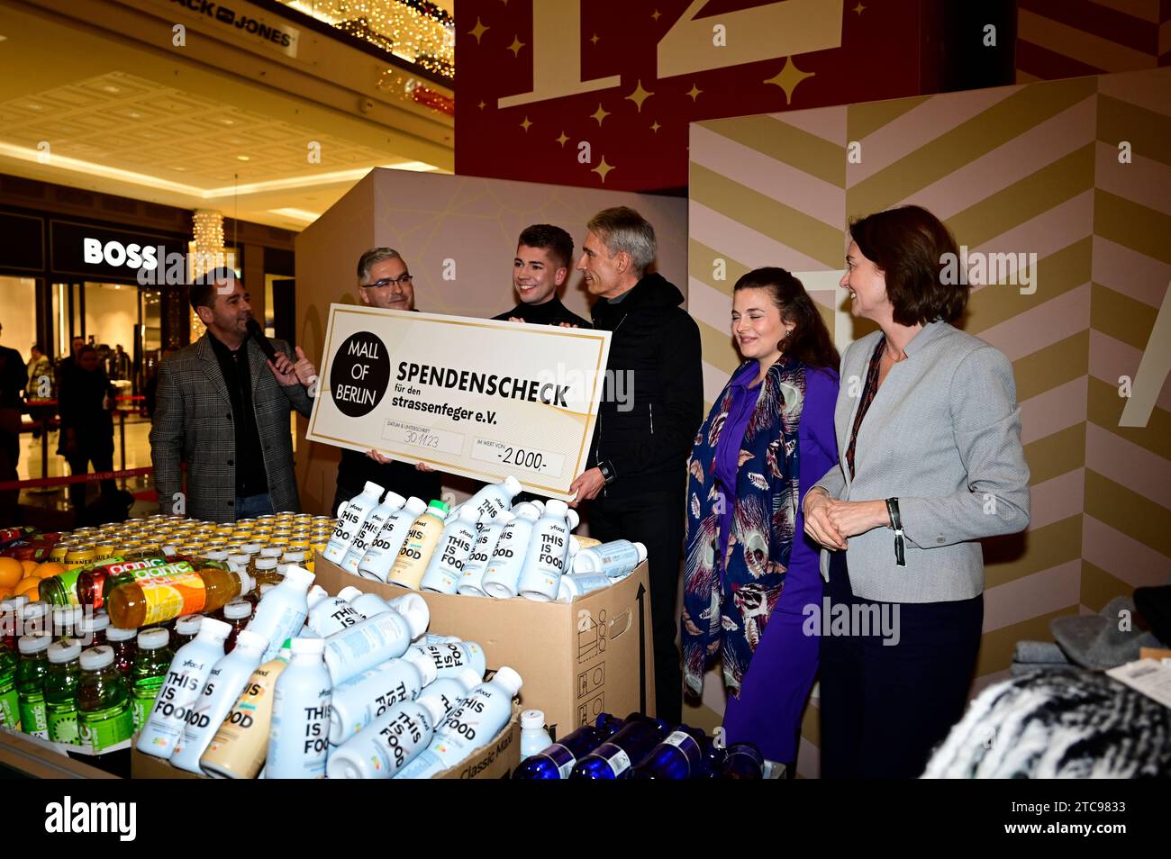 Strassenfeger Charity Aktion 2023 by Maximilian Seitz in der Mall of ...