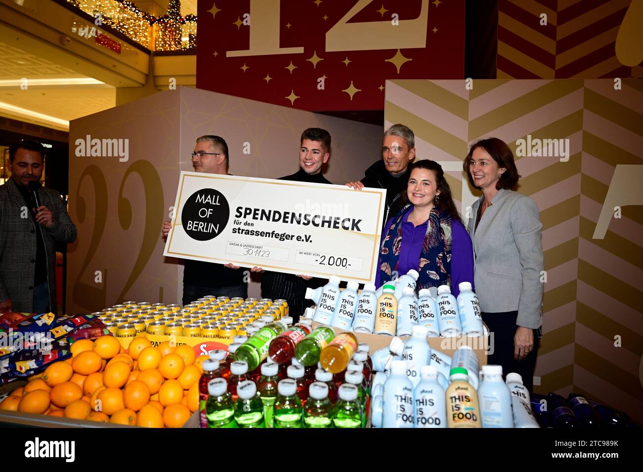 Strassenfeger Charity Aktion 2023 by Maximilian Seitz in der Mall of ...