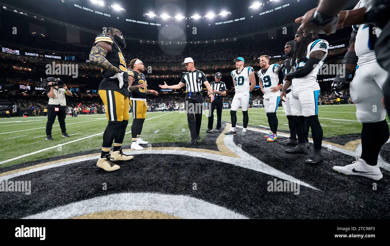The head official performs the coin toss before an NFL football game ...