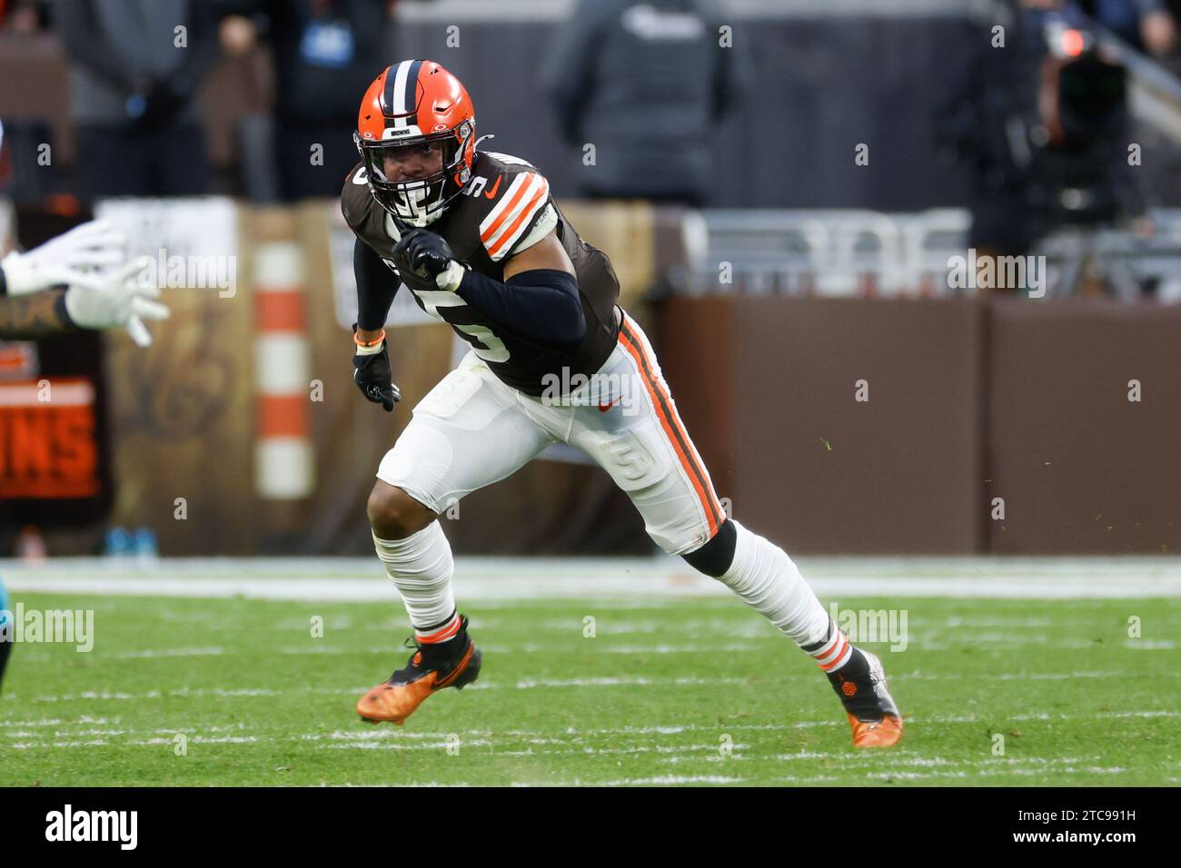 Cleveland Browns linebacker Anthony Walker Jr. plays against the ...
