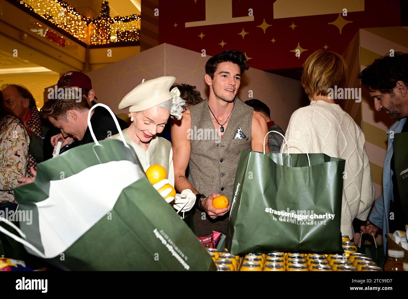 Britt Kanja, Peter Mairhofer, Annika Ernst bei der Strassenfeger ...