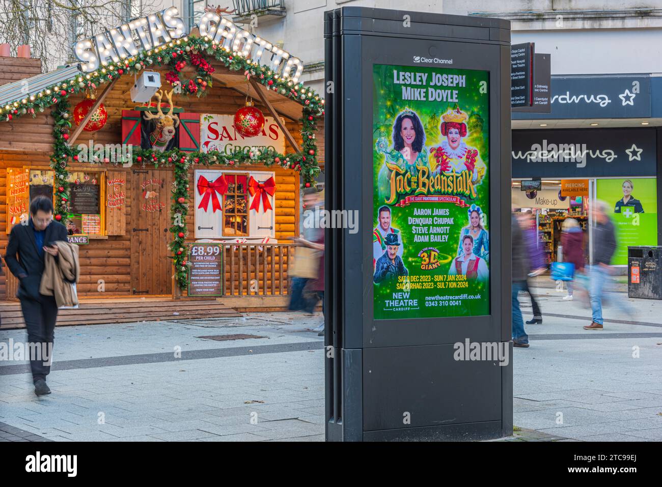 Digital billboard the queen hi-res stock photography and images - Alamy