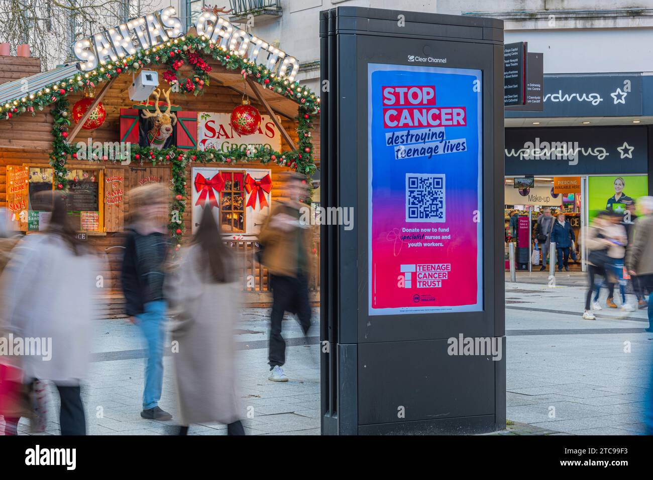 Digital Advertising screen on Cardiff Queen Street Stock Photo - Alamy