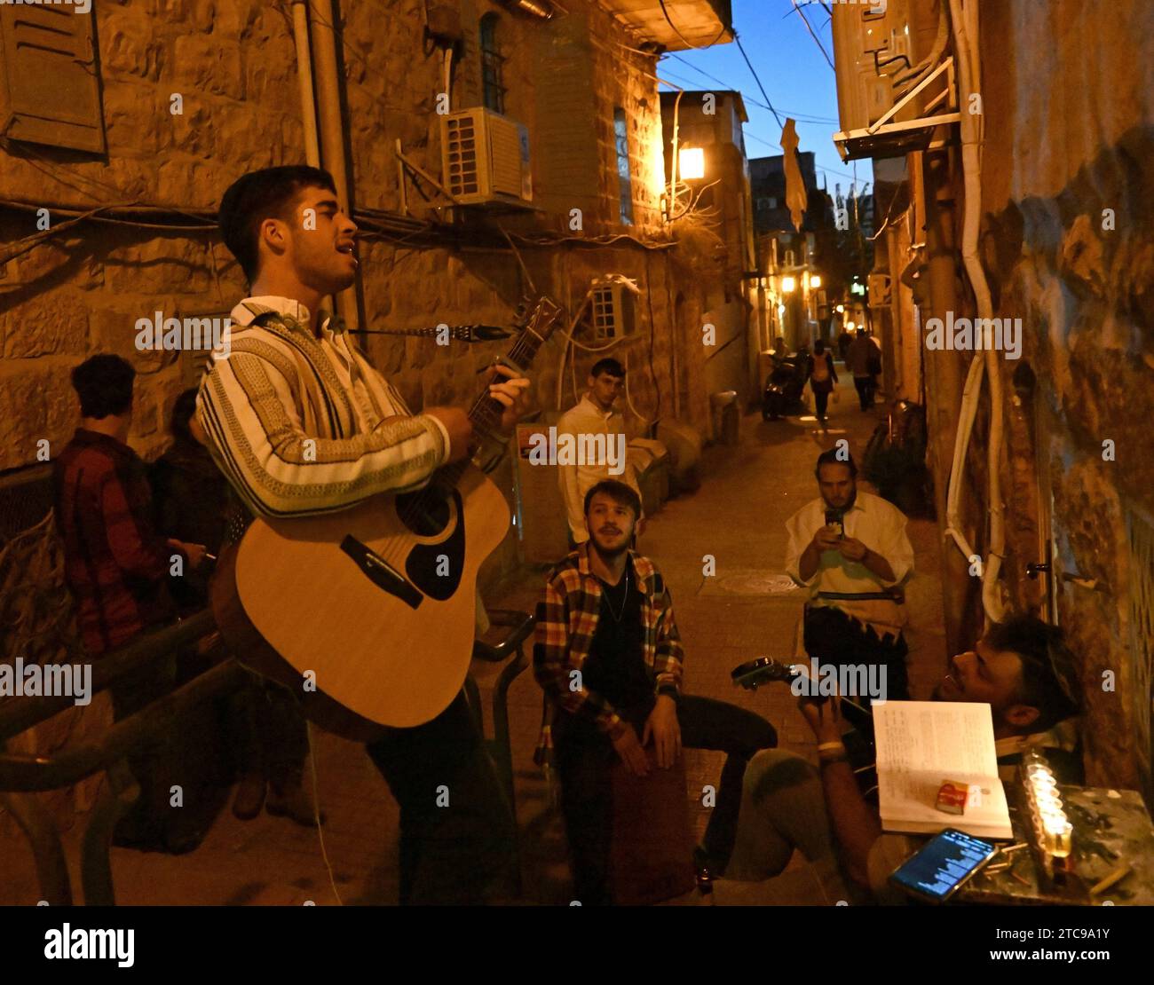 Jerusalem, Israel. 11th Dec, 2023. A man plays a guitar and sings ...