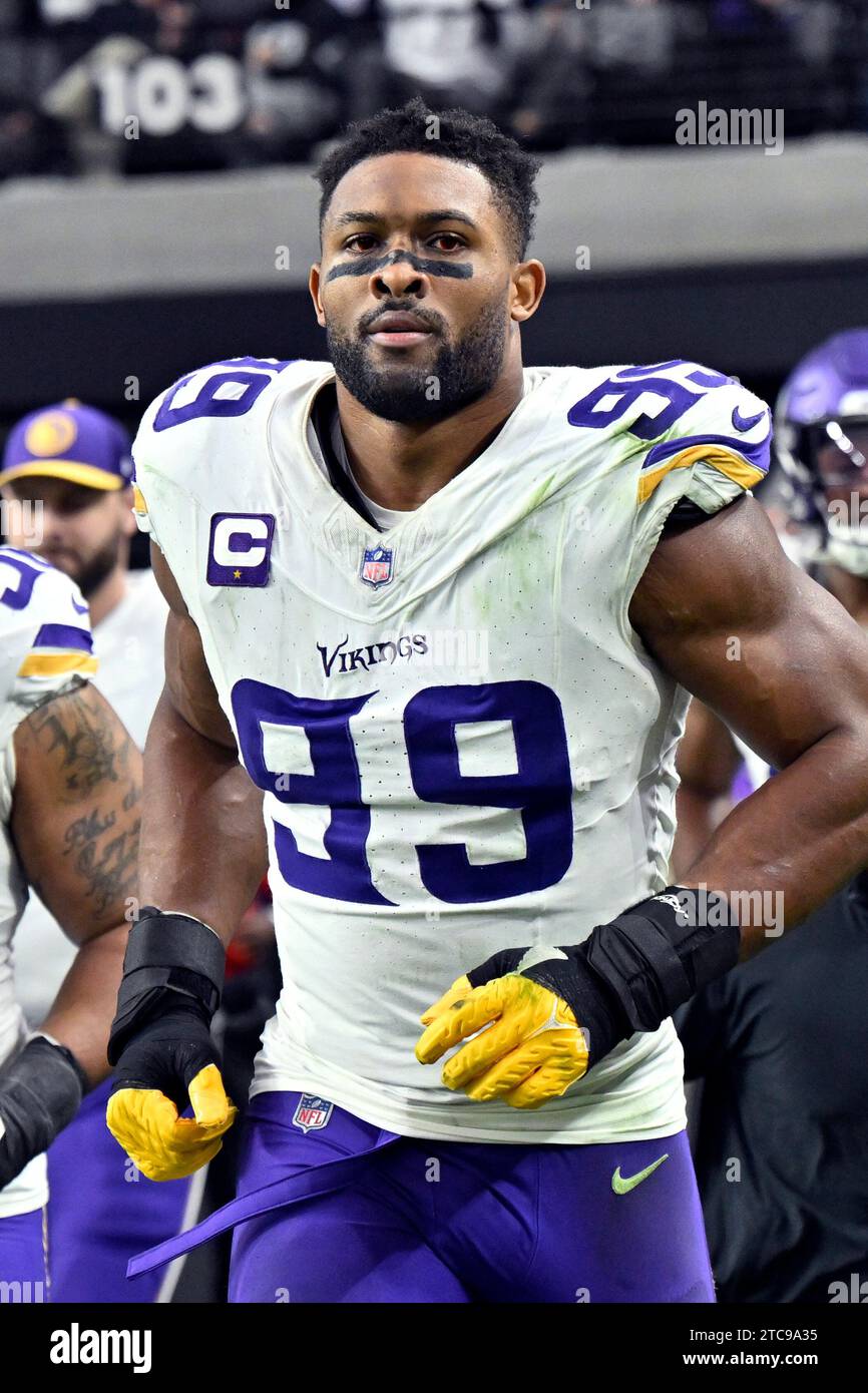 Minnesota Vikings linebacker Danielle Hunter takes the field for the ...