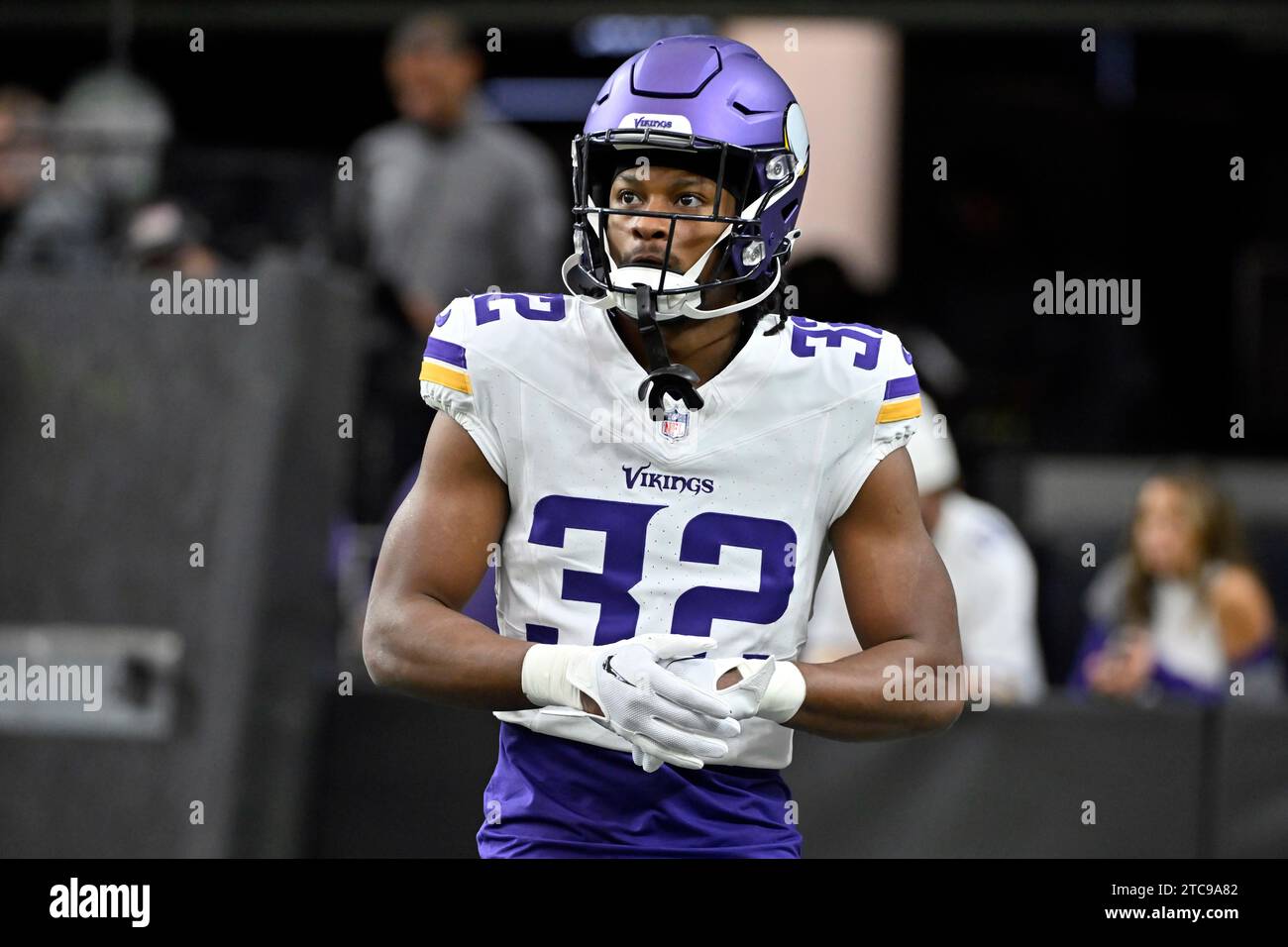Minnesota Vikings running back Ty Chandler (32) warms up before an NFL ...