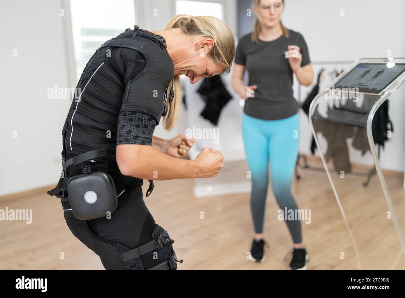 Tablet personal trainer woman hi-res stock photography and images - Alamy
