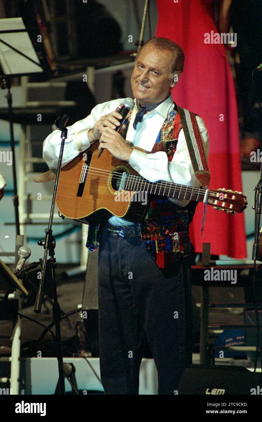 Renzo arbore photographs hi-res stock photography and images - Alamy