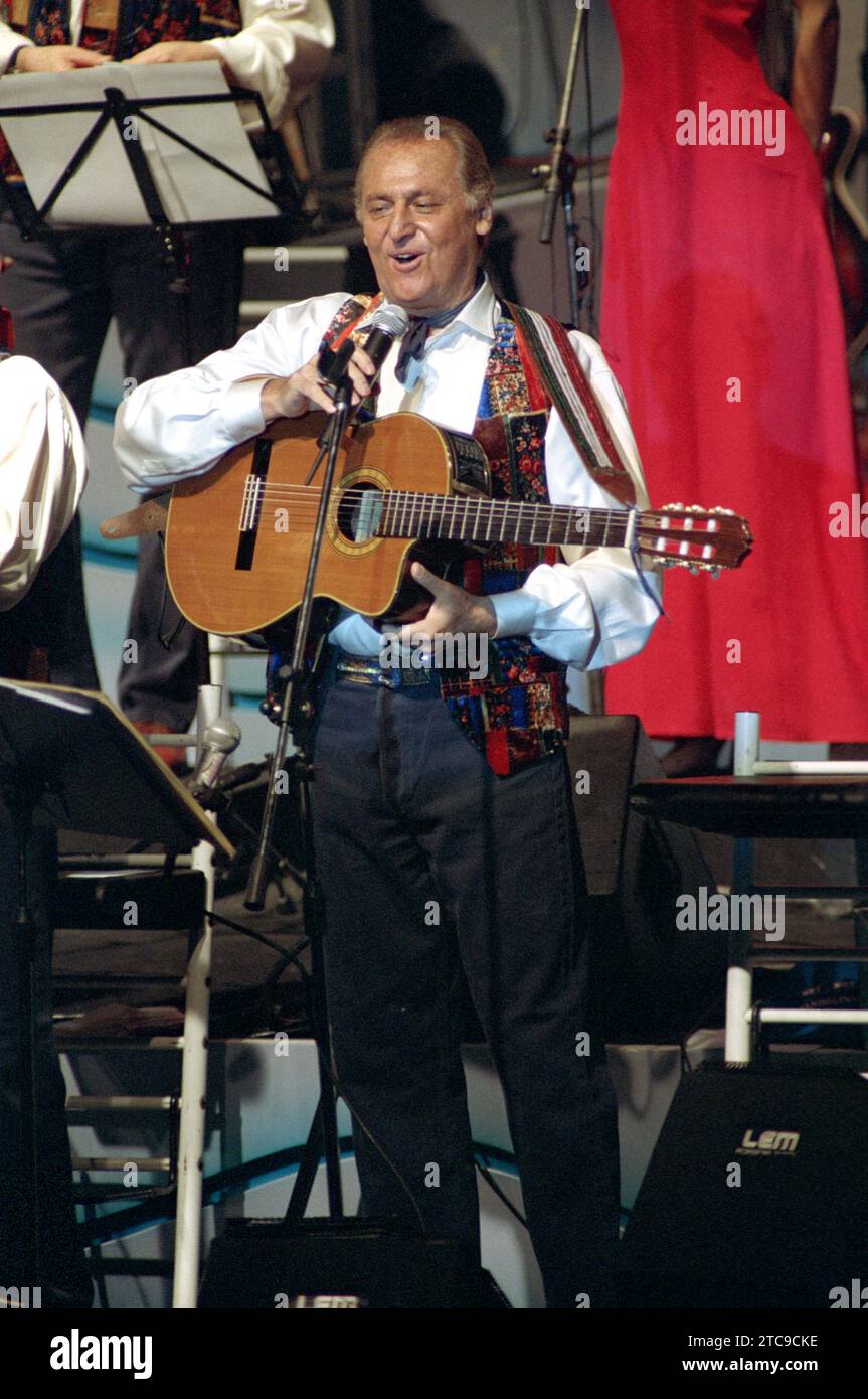 Renzo arbore photographs 1999 hi-res stock photography and images - Alamy