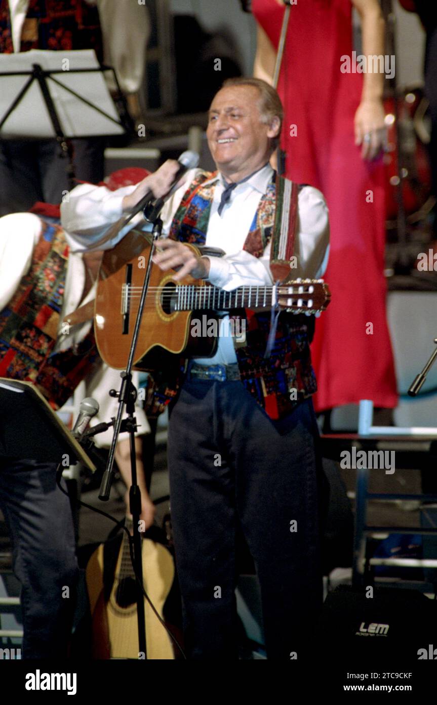 Renzo arbore singer 1999 hi-res stock photography and images - Alamy