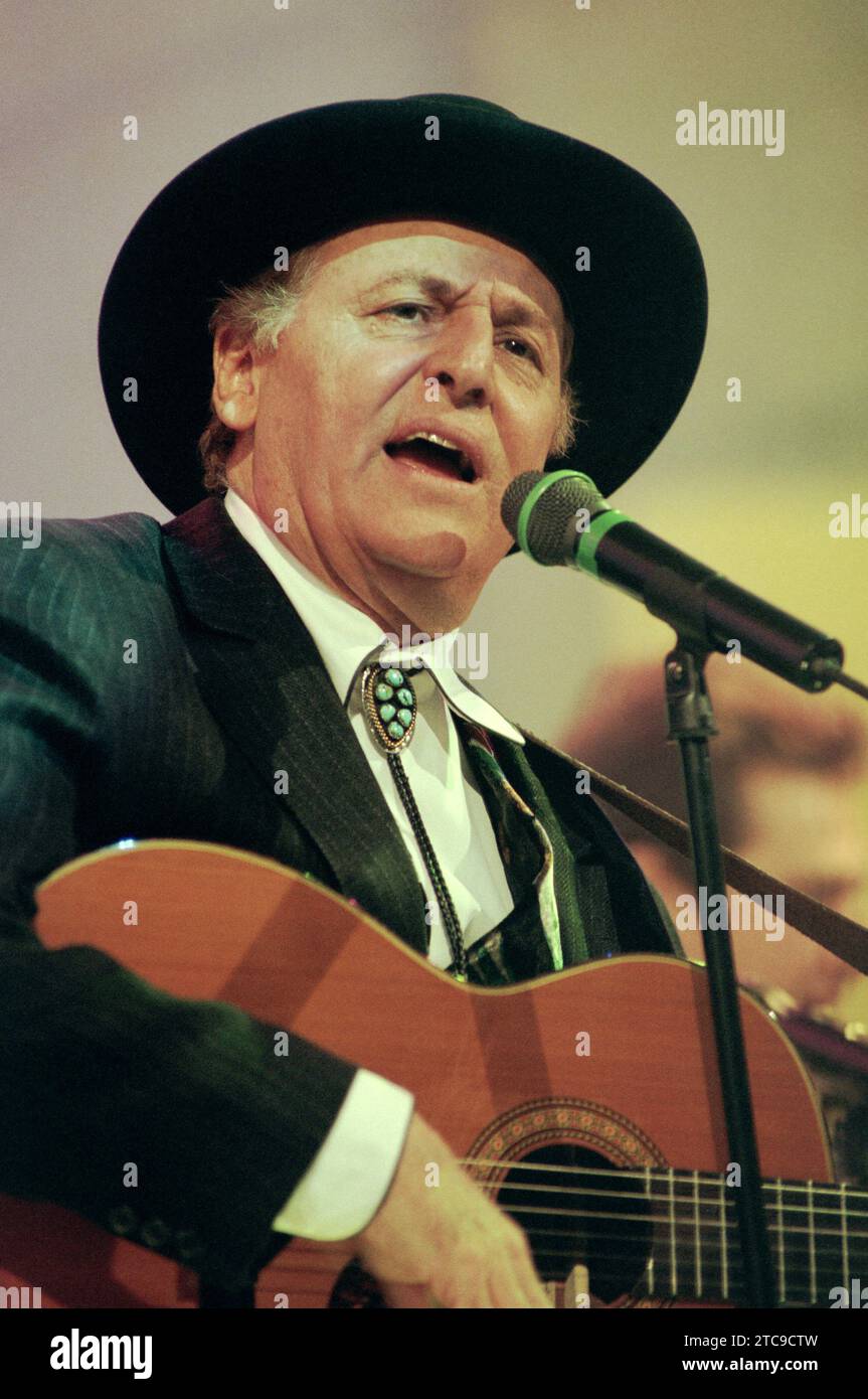 Renzo arbore italian composer hi-res stock photography and images - Alamy