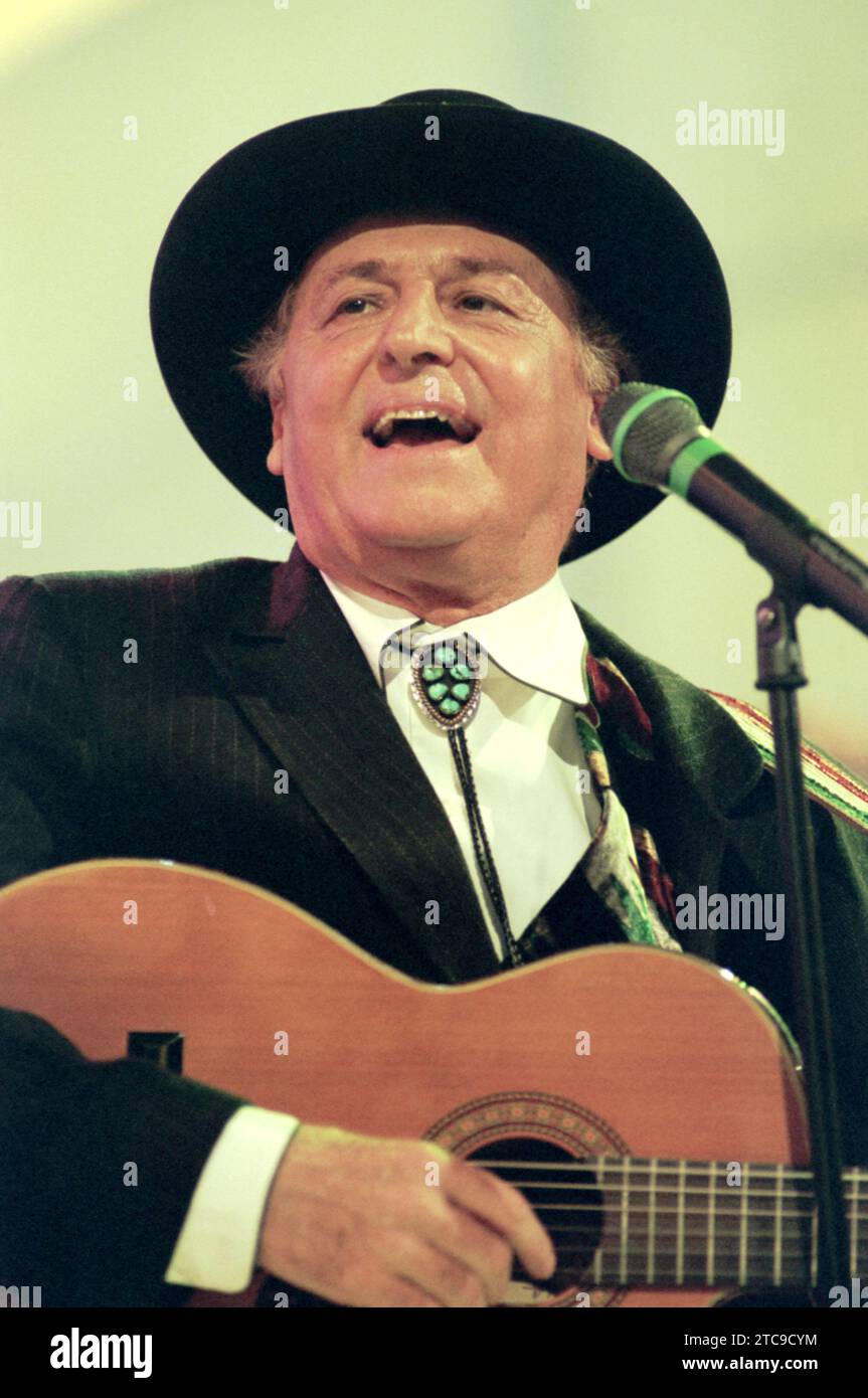 Renzo arbore superclassifica show hi-res stock photography and images ...