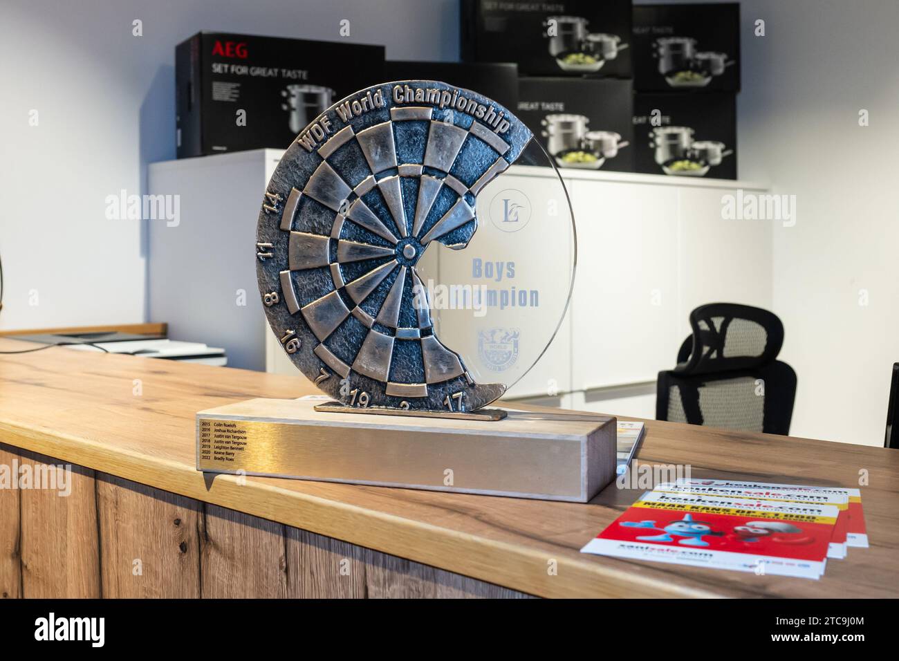 Darts world championship trophy hi-res stock photography and images - Alamy